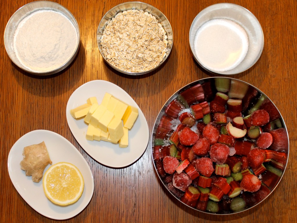 Rabarbara og jarðarberja mylsnubaka m/engifer | Krydd & Krásir